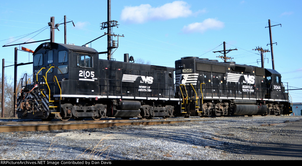 NS SW1001 2105 and NS GP40-2 3044
